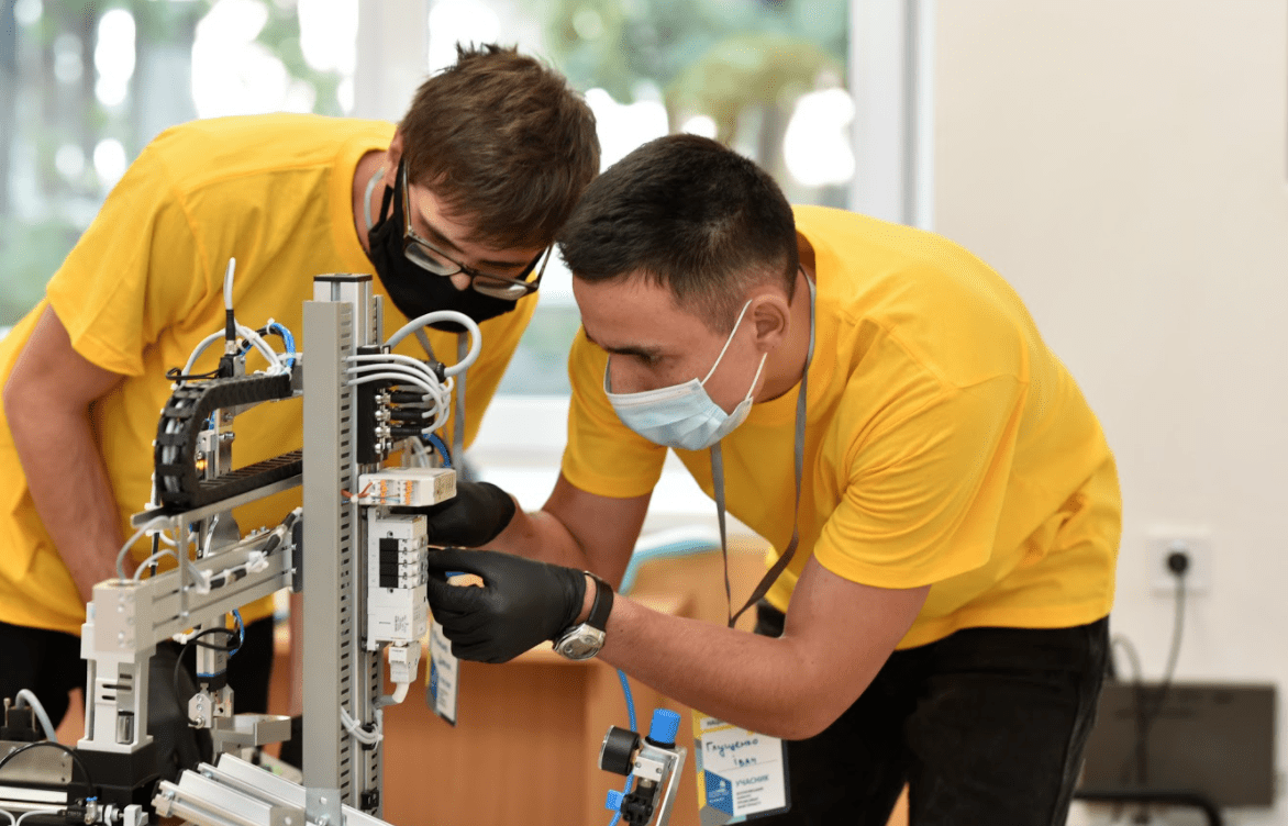 ИНТЕРПАЙП и «Днепровская политехника» открыли четвертый сезон обучения мехатронике | Дніпровська ...