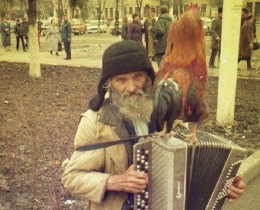 Душа города: как выглядел легендарный "дуэт" 90-х дедушка и петух в ...