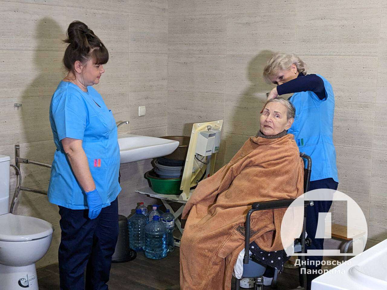 Як у Дніпрі піклуються про вимушених переселенців похилого віку