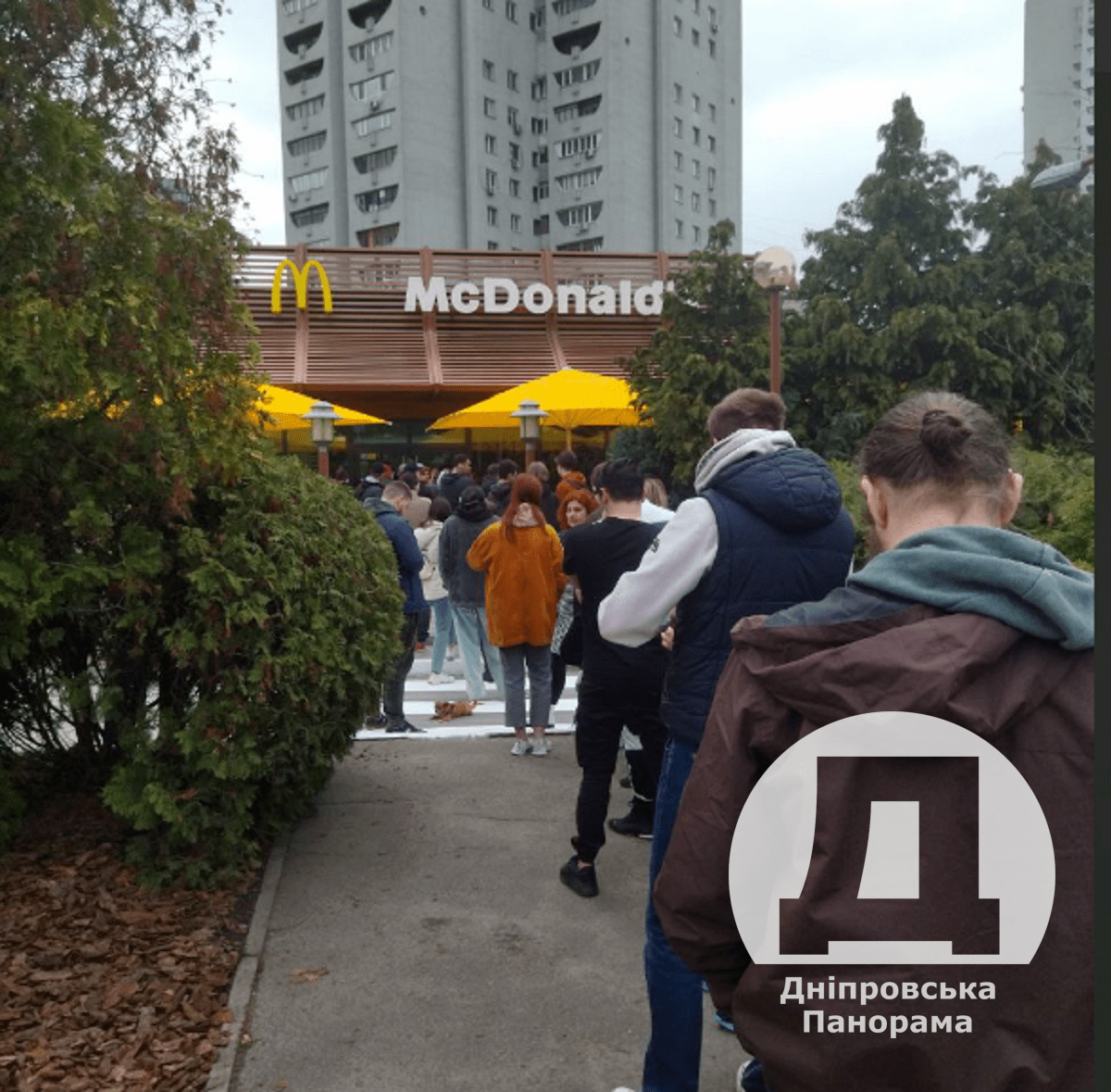 Ніхто не знає, коли відкриють, але стають у чергу. У Дніпрі біля ...